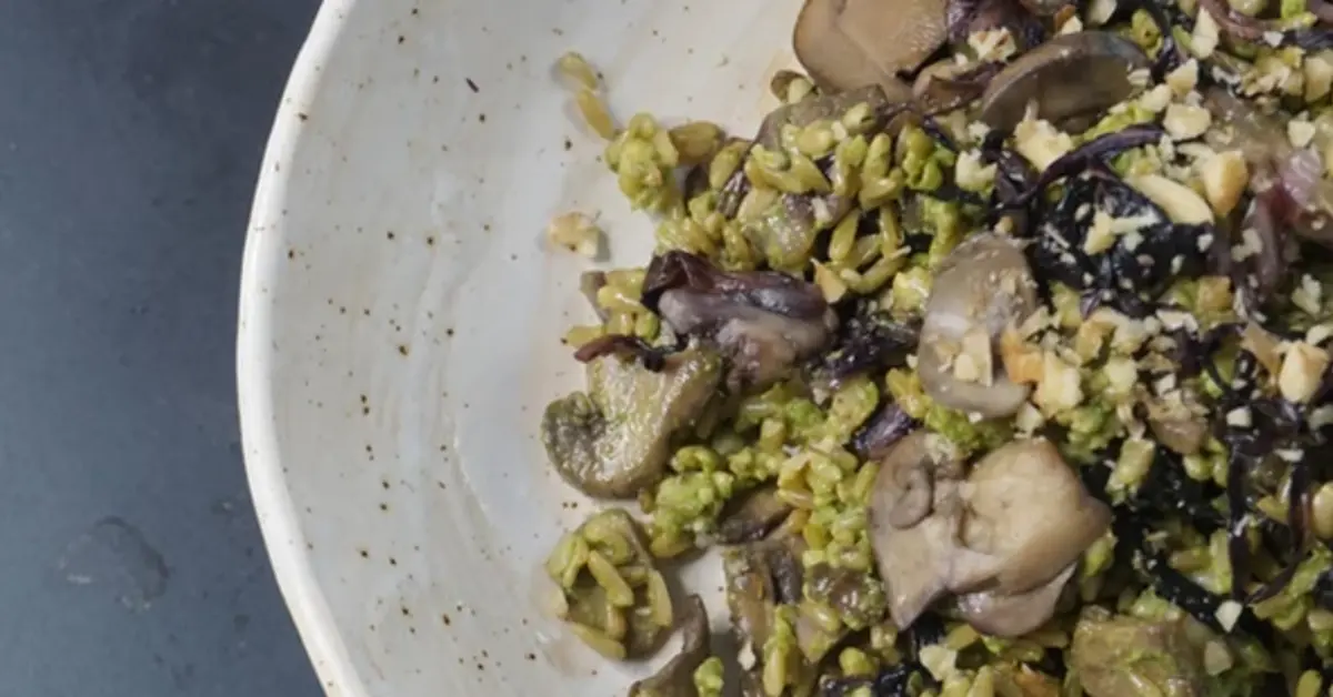 Segale semintegrale con pesto di rucola e noci, funghi e radicchio ...